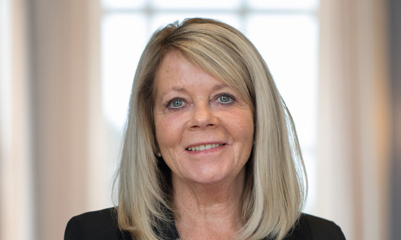 Forskere og kolleger bakker stævnet politiker op