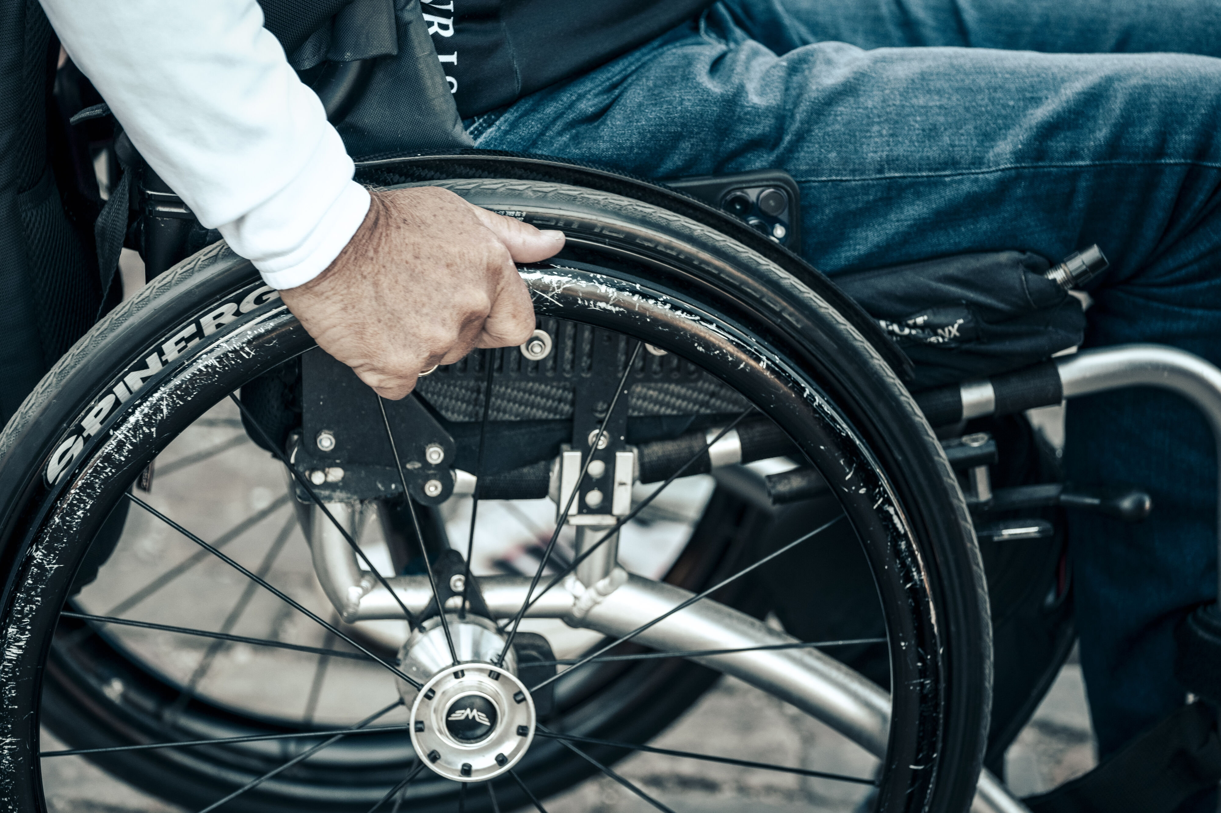 Hver tredje person med handicap trækker sig fra fællesskaber